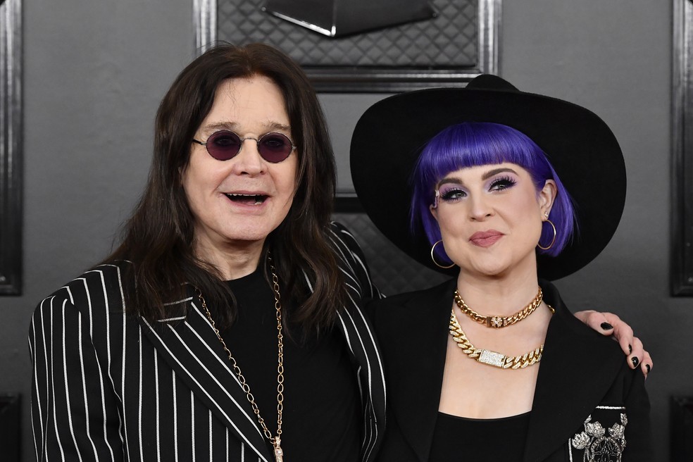 Kelly Osbourne desabafa sobre críticas ao corpo após morte de Ozzy Osbourne