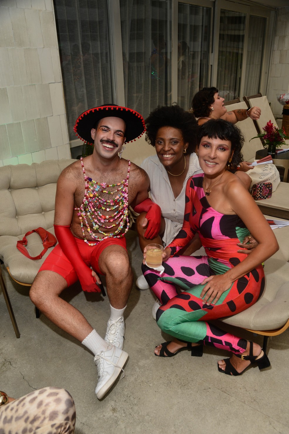 Vanessa Rozan recebe amigos e especialistas em beleza para matinê de Carnaval