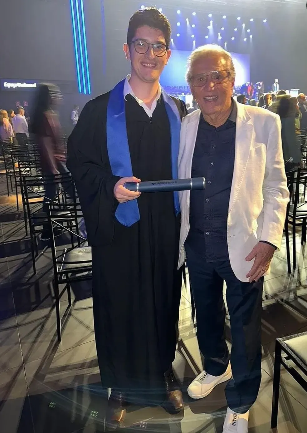 Andréa Nóbrega celebra formatura do filho na faculdade: 'Missão cumprida'