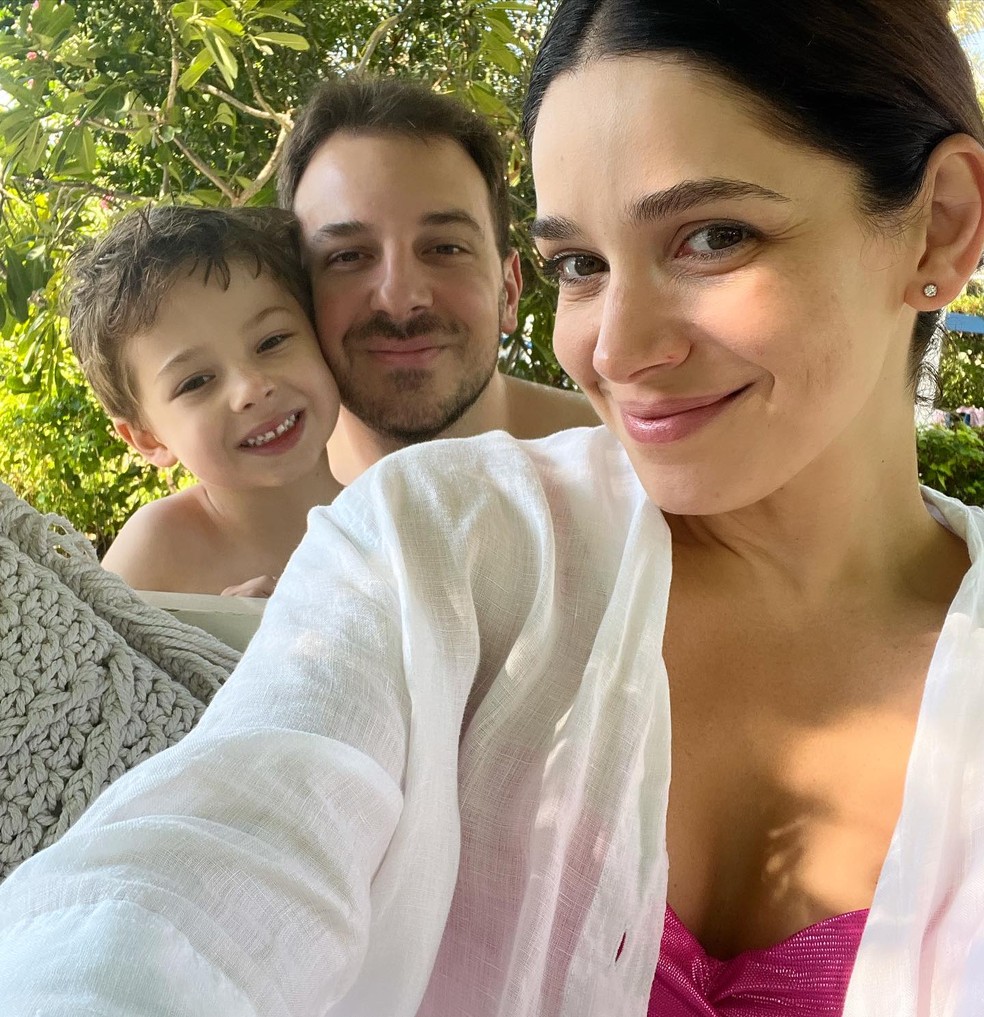 Com os 3 filhos, Sabrina Petraglia comemora o aniversário do marido