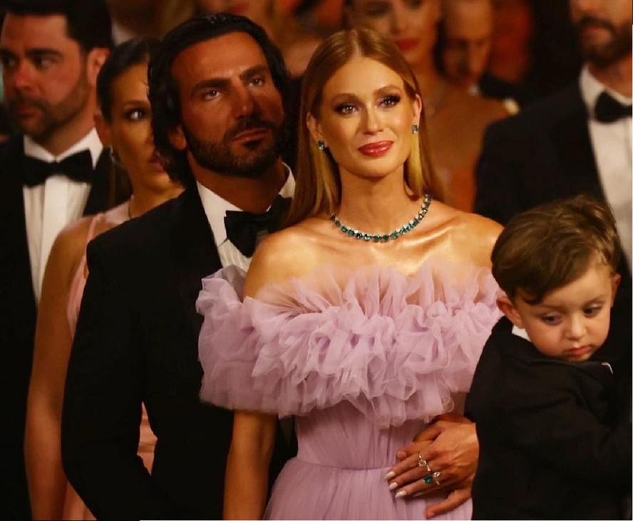 Marina Ruy Barbosa aceita pedido de casamento e fica noiva de Abdul Fares