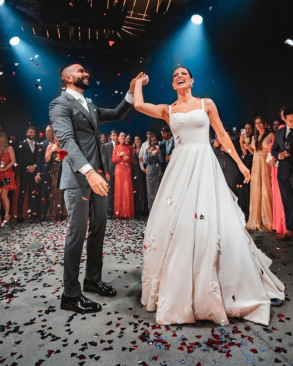 Rafa Marques e Pati Guerra abrem álbum do casamento; Bell Marques chorou