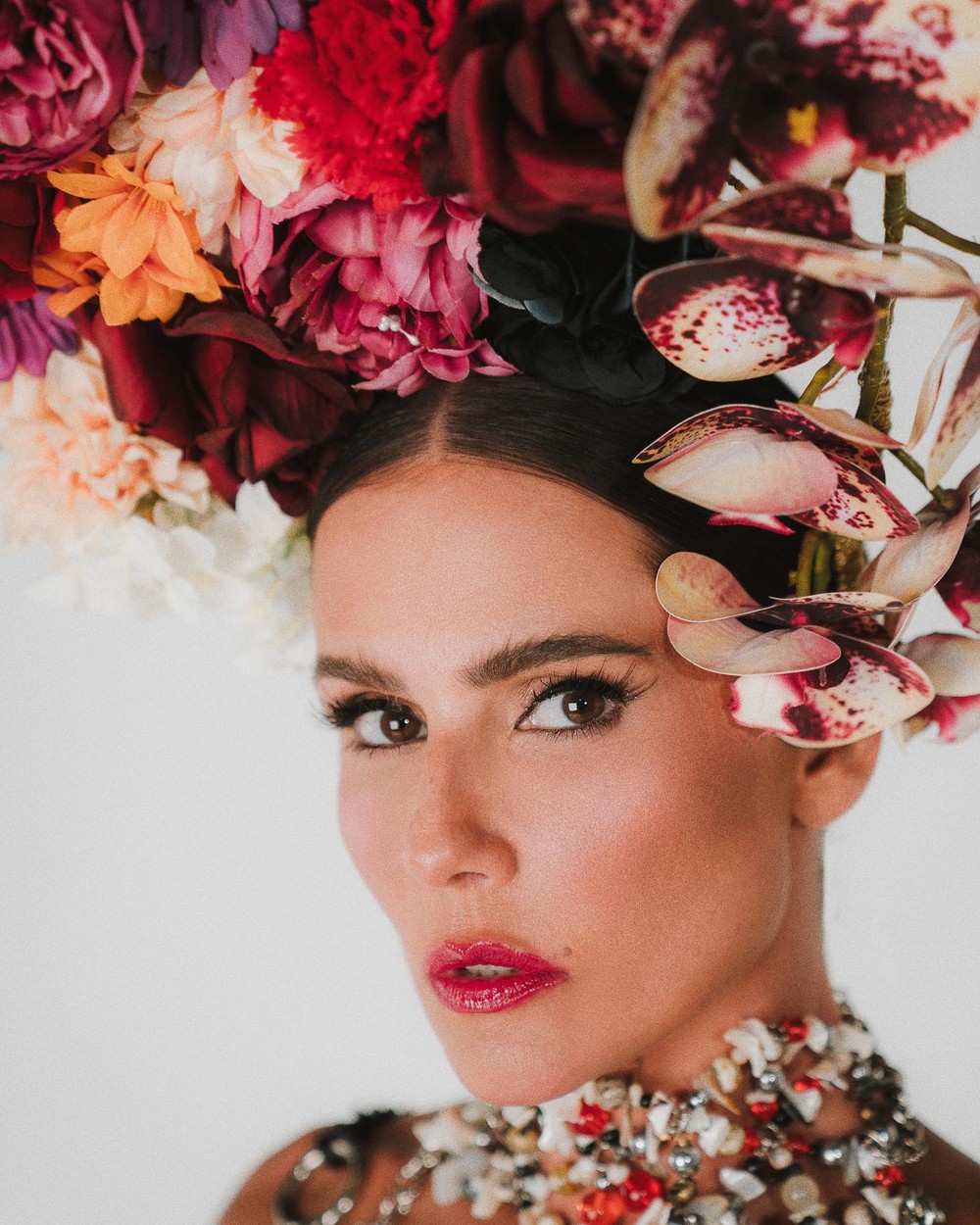 Deborah Secco finaliza o 'Carnaval da Dedé' com look de correntes e ...