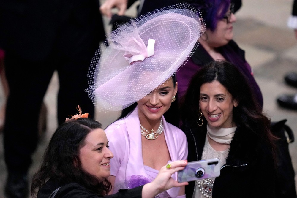 Completamente perdida! Veja os melhores momentos de Katy Perry na coroação