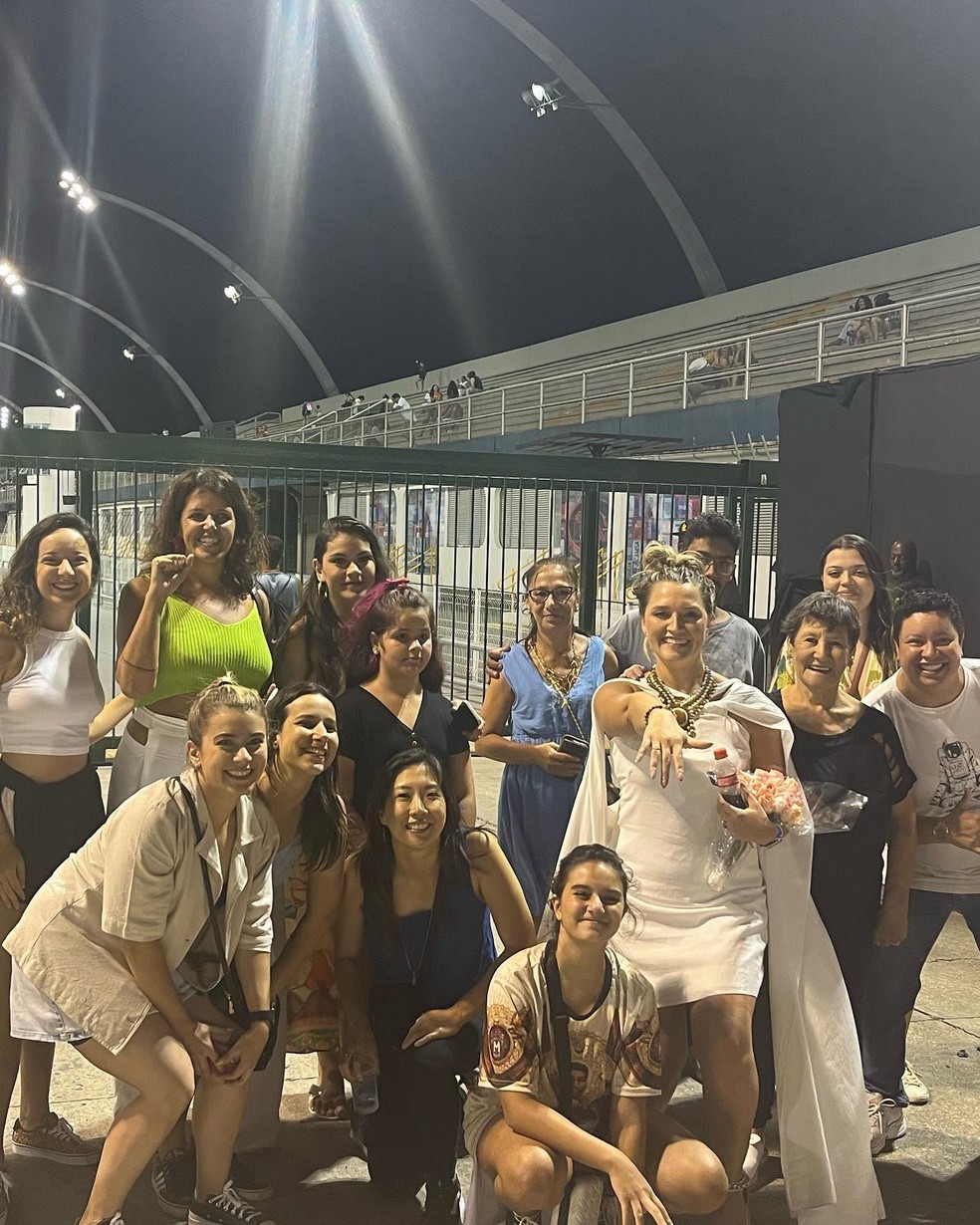 Comentarista esportiva Ana Thais Matos é pedida em casamento no Sambódromo