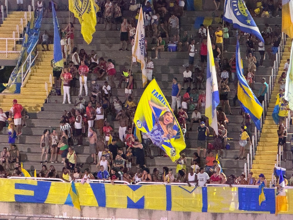 Internada e fora do Carnaval, Lexa recebe homenagem da Unidos da Tijuca ...