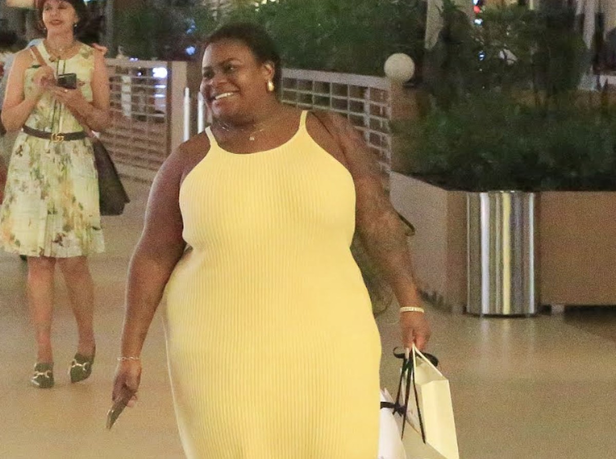 Jojo Todynho vai às compras de Natal e exibe novo shape 33 kg mais magra