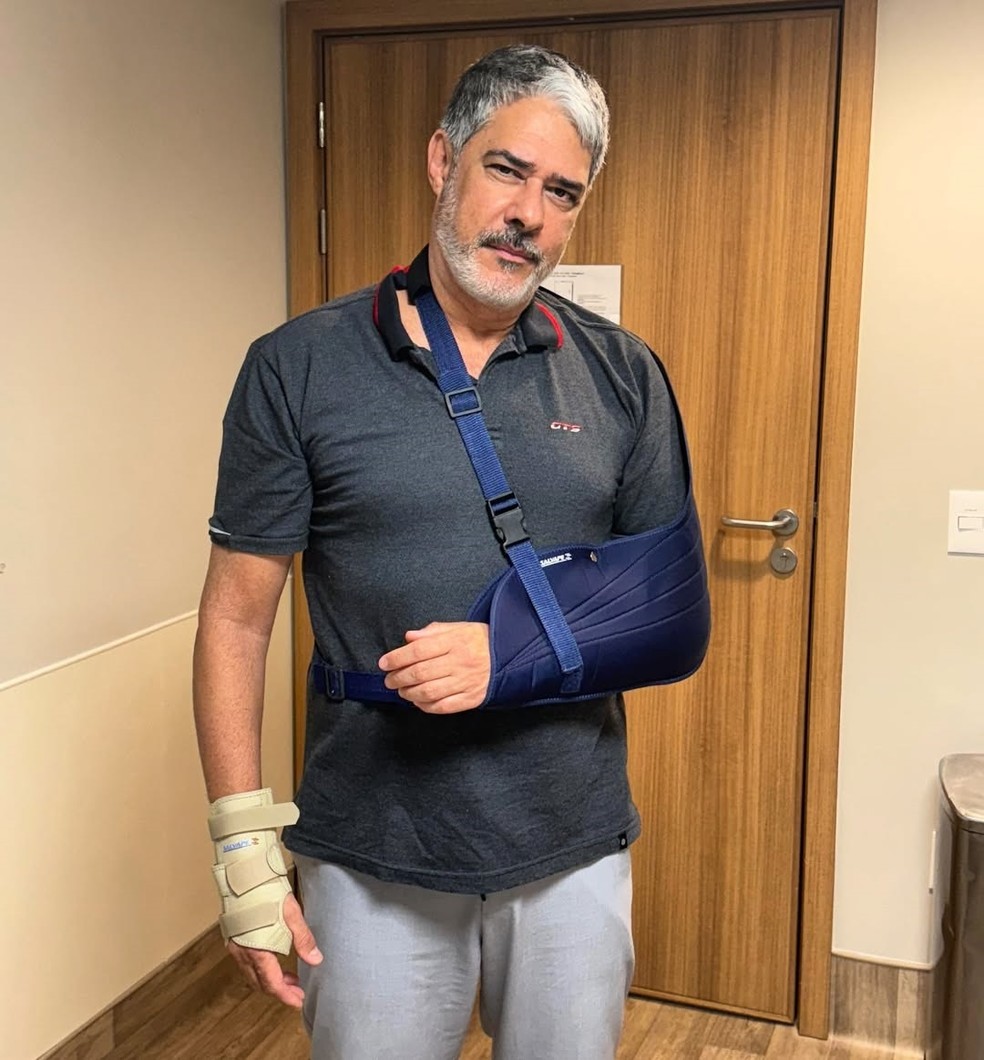 William Bonner tropeça perto de casa e lesiona o braço após exercício