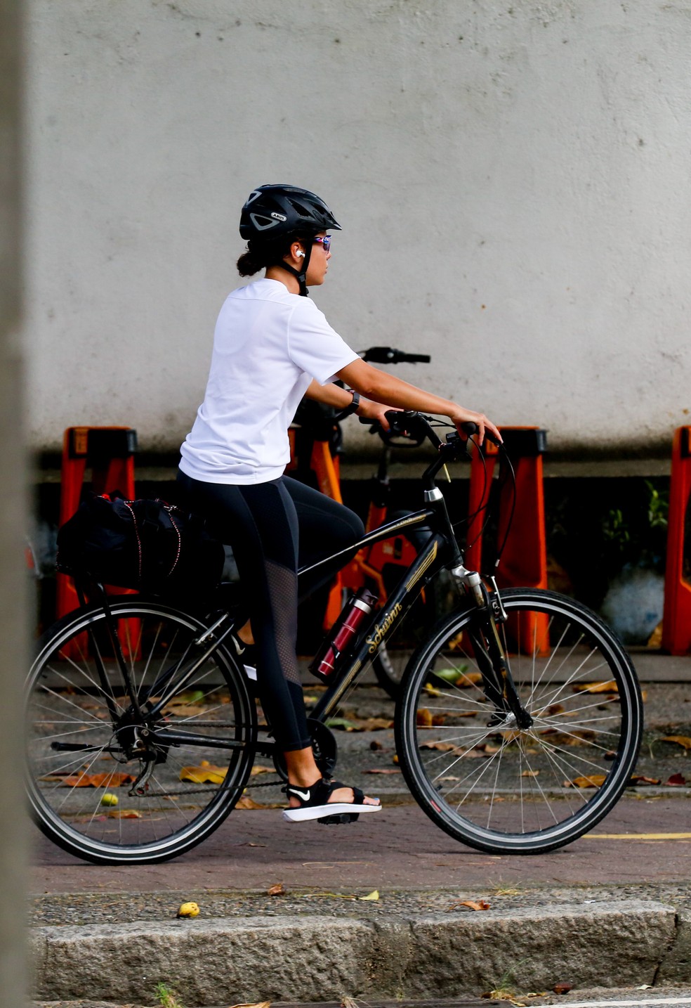Bruna Linzmeyer inicia semana com passeio de bicicleta no Rio de Janeiro