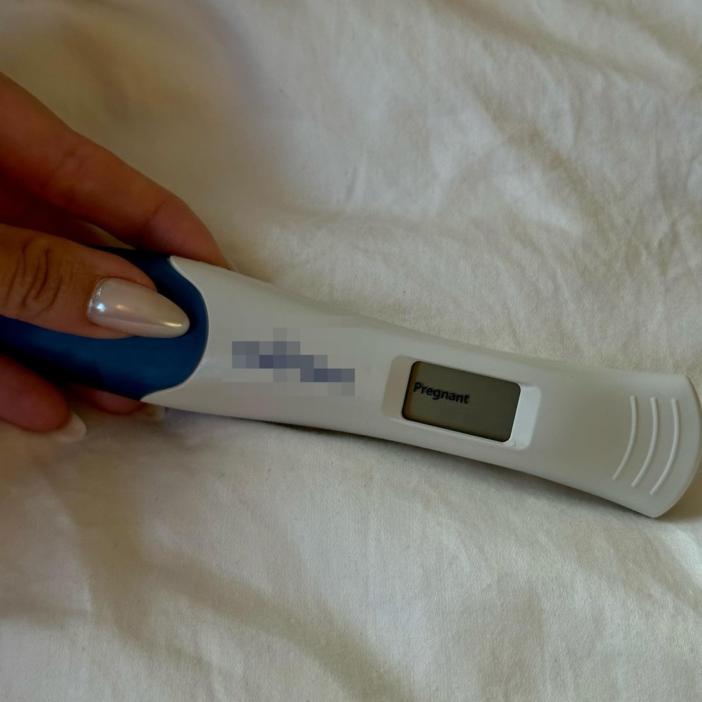 Jogador Douglas Costa e Nathália Felix anunciam que esperam primeiro bebê