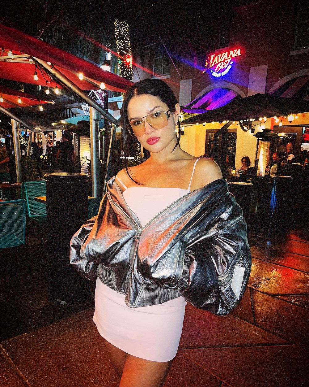 Juliette investe em look glamoroso para encontro com o namorado