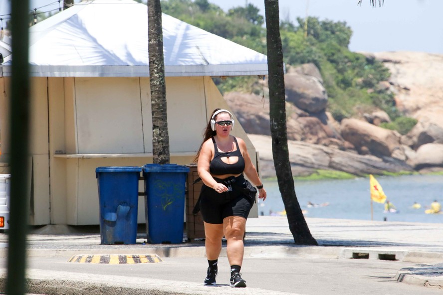Letticia Munniz aproveita dia de sol para correr na orla de Ipanema; fotos