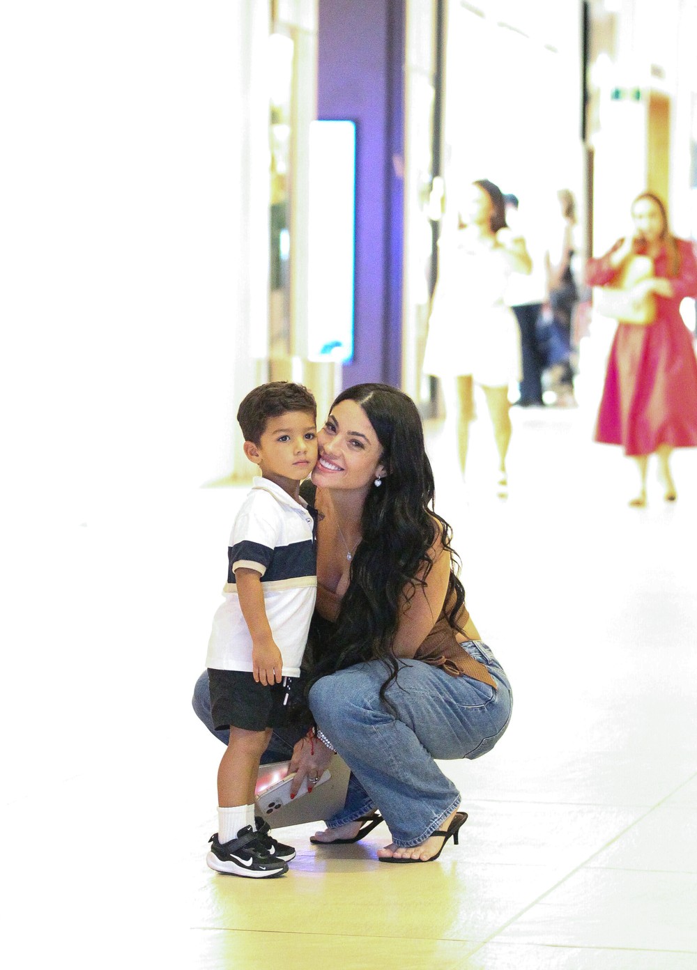Rayane Figliuzzi, namorada de Belo, passeio com o filho em shopping no Rio; fotos