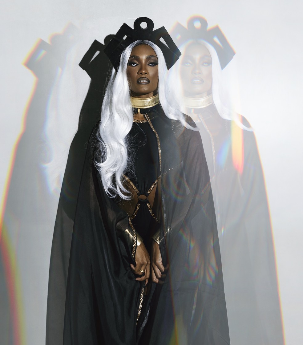 Erika Januza se fantasia de Tempestade, do 'X-Men', para noite de samba