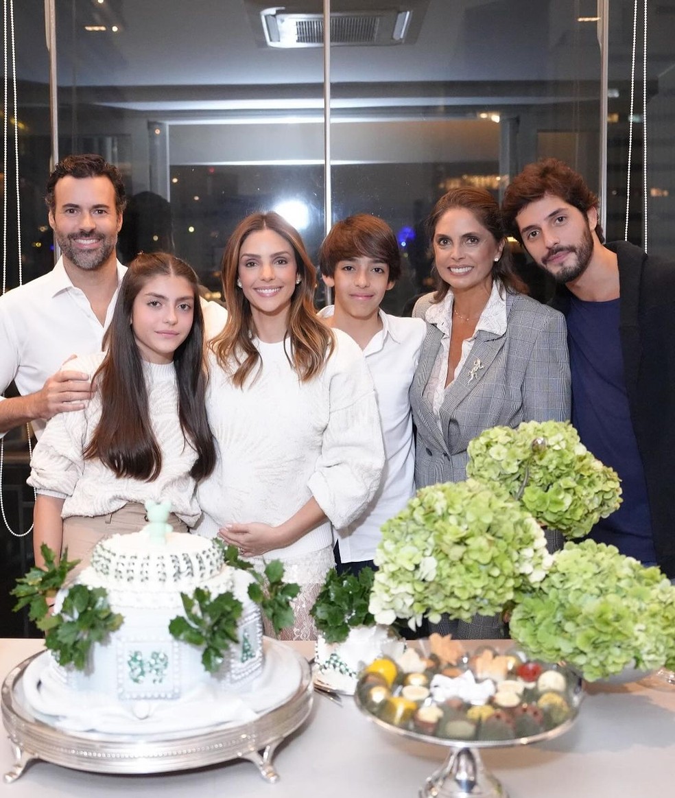 Carol Celico anuncia gravidez do terceiro filho; saiba o sexo