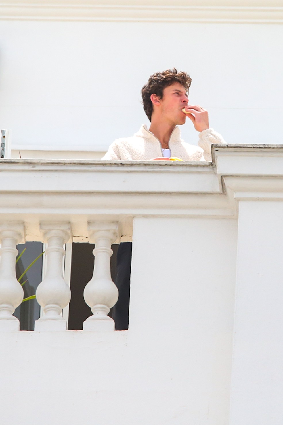 Shawn Mendes tira fotos com fãs na porta do Copacabana Palace; veja