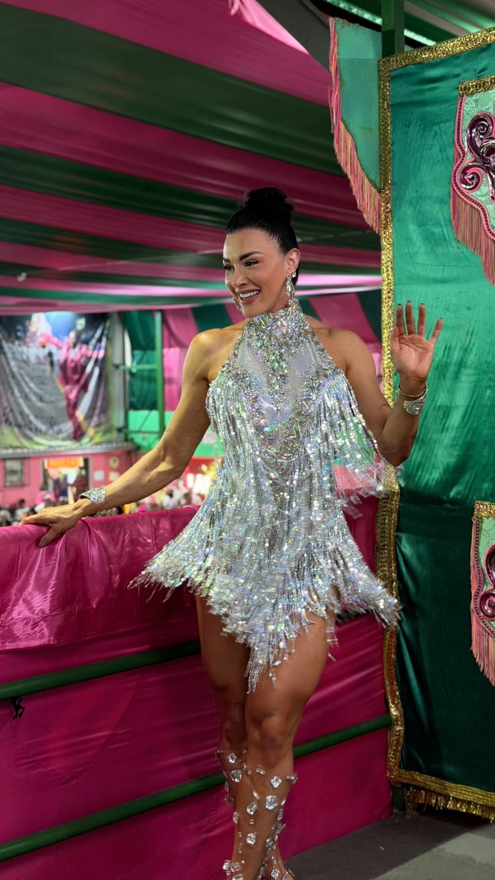 Juju Salimeni mostra corpo sarado com look de franjas em ensaio da ...