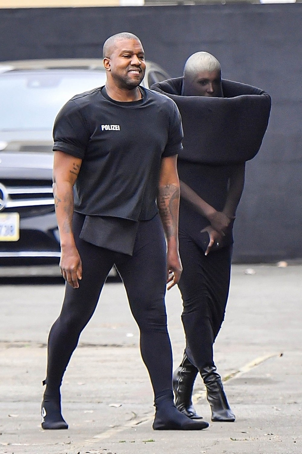 Kanye West e a mulher chamam atenção com look diferentão para ir à igreja