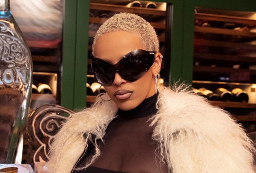 Sem sutiã, Doja Cat usa vestido supertransparente em festa de Natal