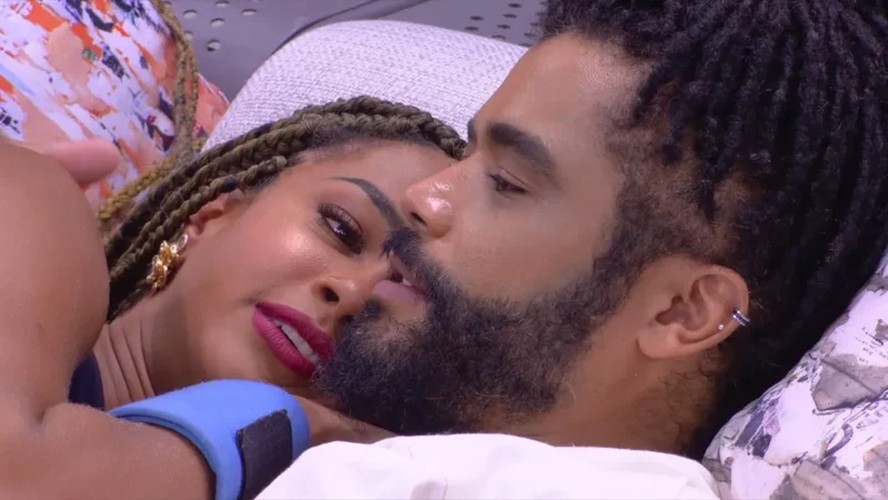 BBB 25: Na cama, Diogo faz pedido íntimo inusitado e Aline reage