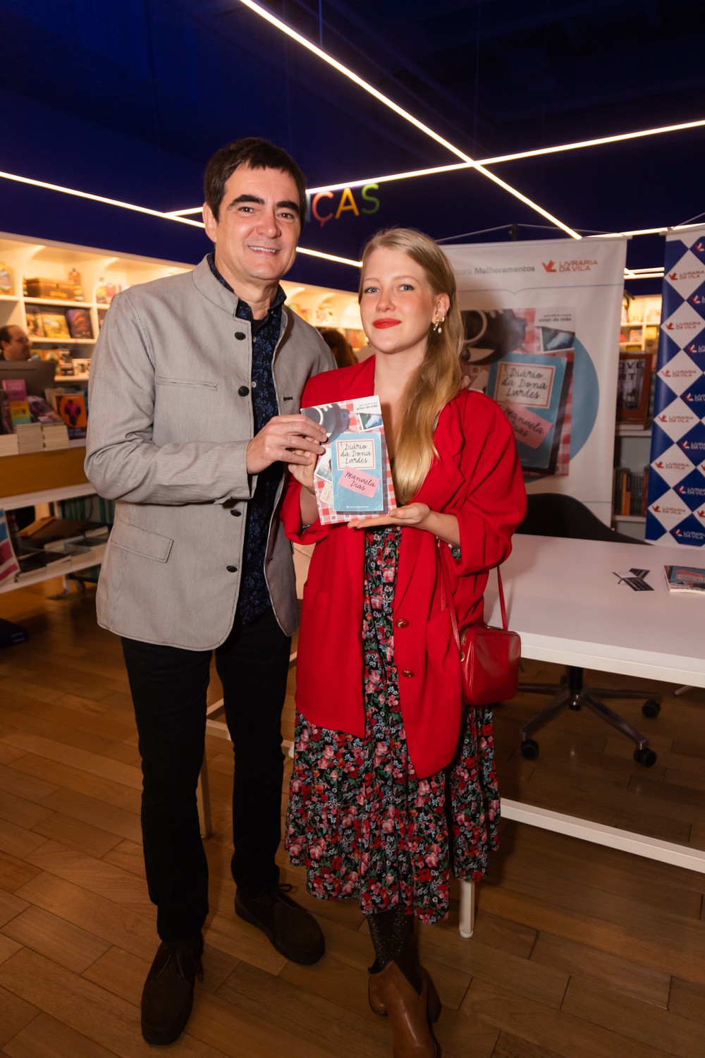 Samuel Rosa troca beijos com a mulher, Laura Sarkovas, em evento