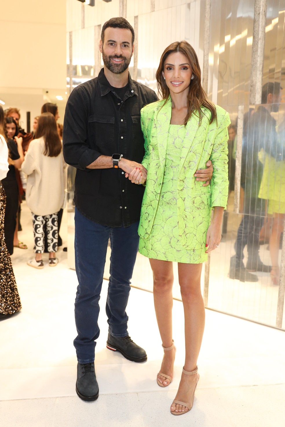 Carol Celico vai com o marido a evento e leva os filhos; fotos