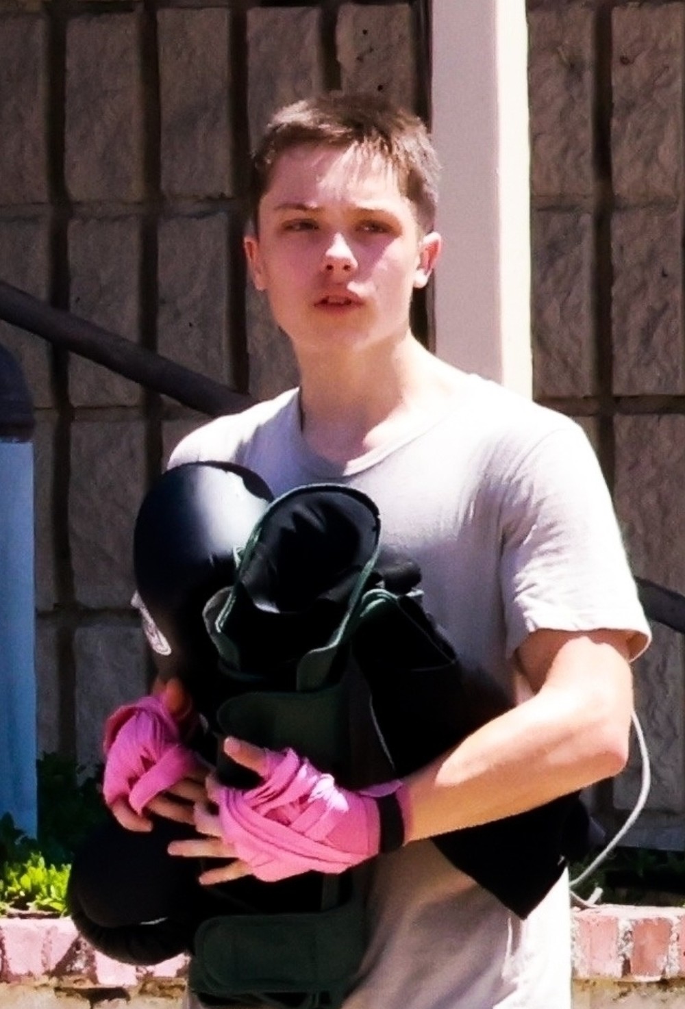 Discreto, Knox Leon, um dos gêmeos de Angelina Jolie e Brad Pitt, é ...