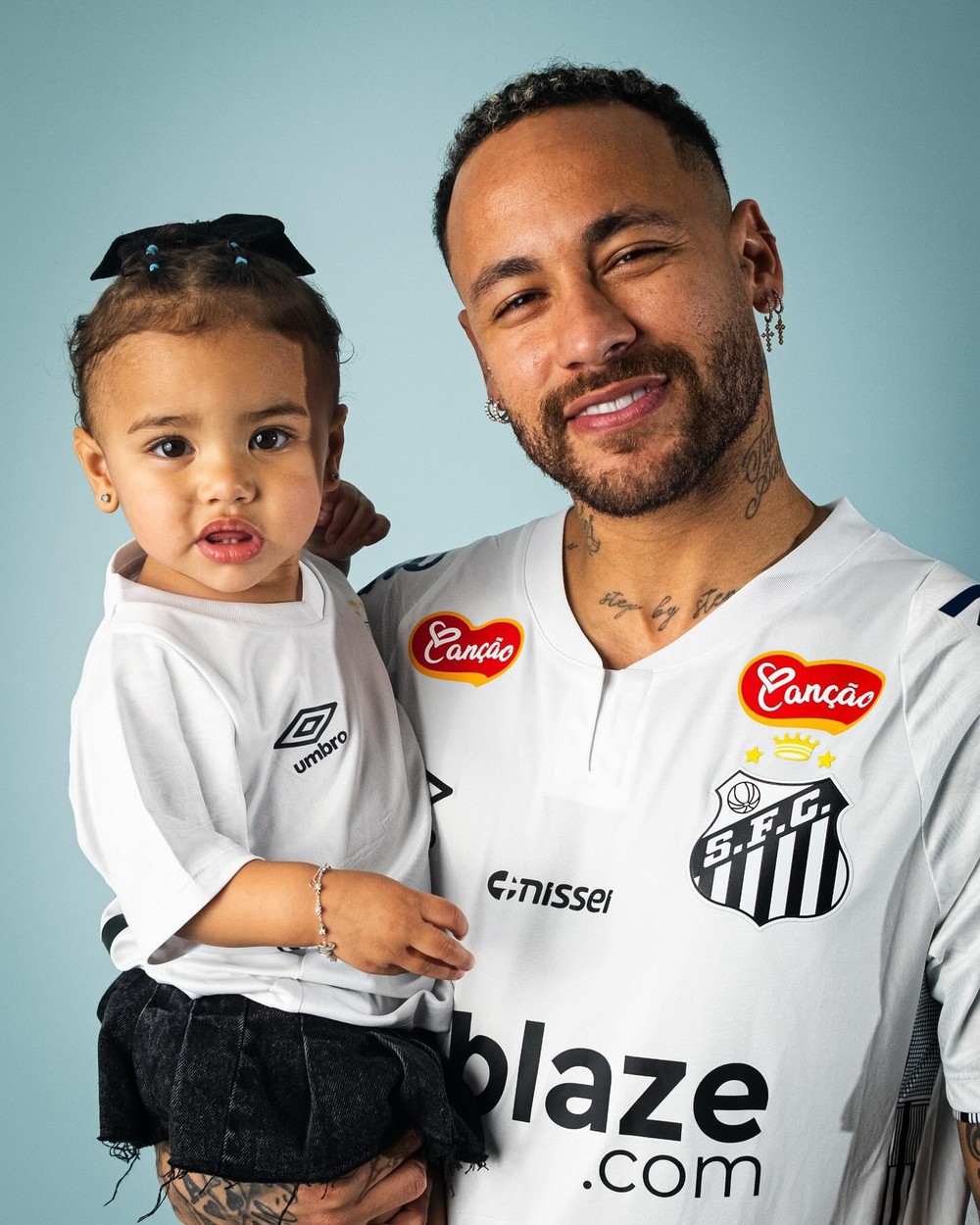 Vídeo: Neymar exibe momento 'grude' com a filha, Mavie