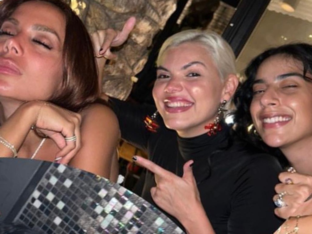 Anitta dorme em festa, e Duda Beat e Marina Sena 'dão o troco'