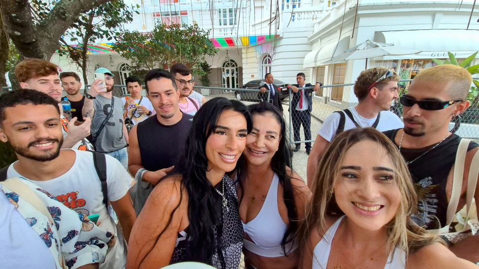 Sevdaliza sai enrolada em canga e manda beijo para os fãs após show no ...