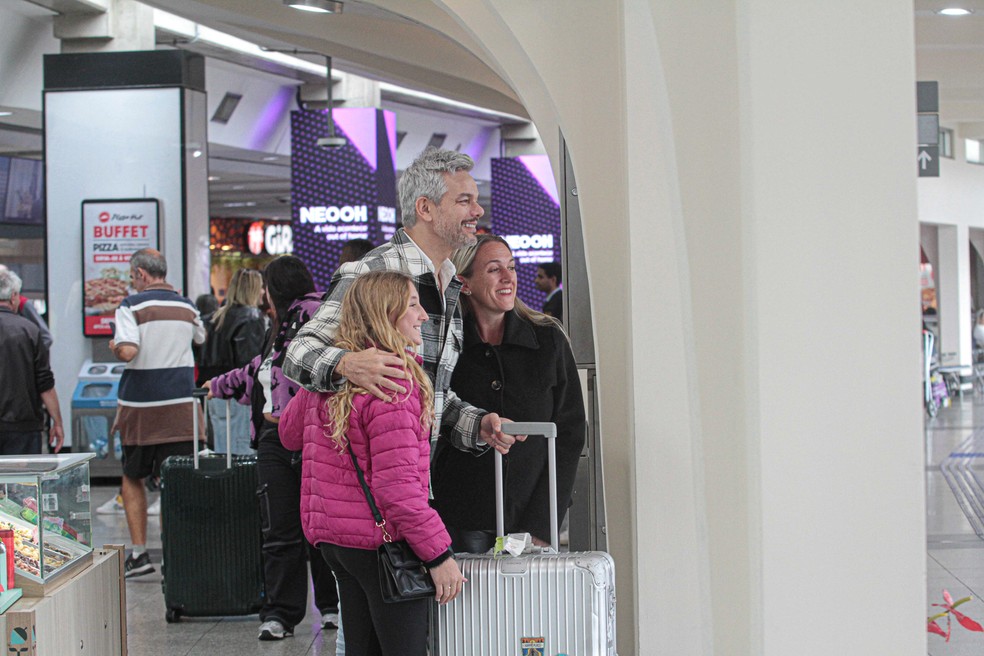 Flávia Alessandra, marido e filha chamam atenção de fãs em aeroporto, e ...