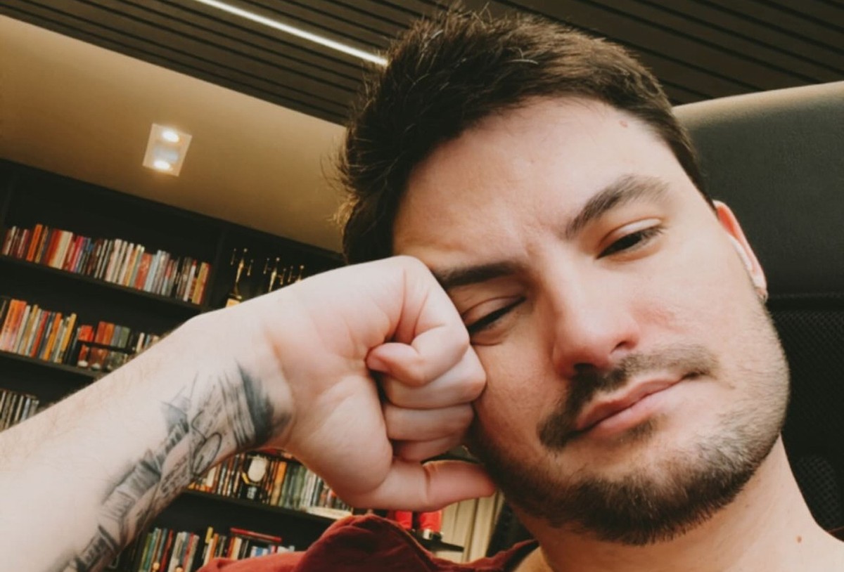 Felipe Neto comemora nascimento de irmãozinho: 'João chegou'