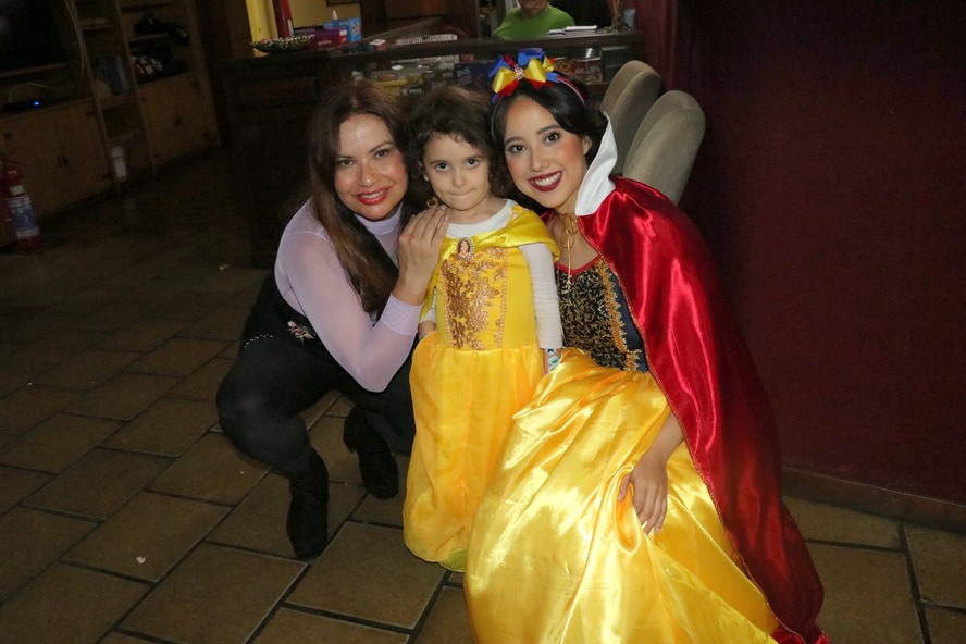 Musa dos anos 80, Isadora Ribeiro faz rara aparição com a neta