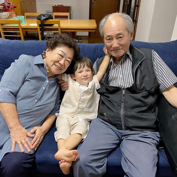 Pyong Lee encanta seguidores com foto de Jake com bisavós da Coreia