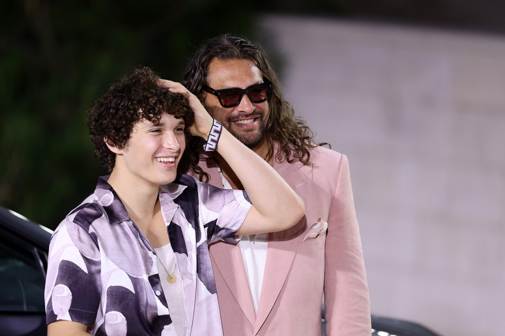 Jason Momoa desfila de unhas cor-de-rosa ao chegar ao Festival de ...