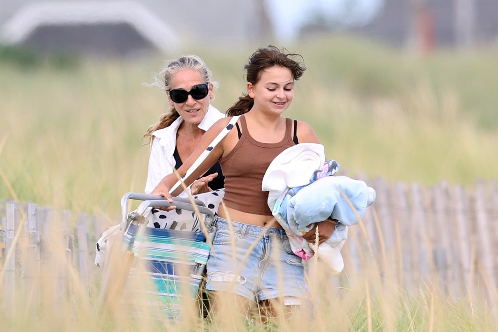 Sarah Jessica Parker leva as filhas gêmeas para curtir dia na praia