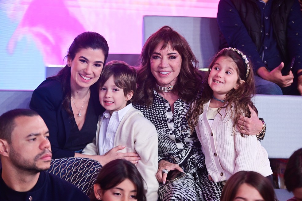 Íris Abravanel, viúva de Silvio Santos, reúne família em primeiro ...