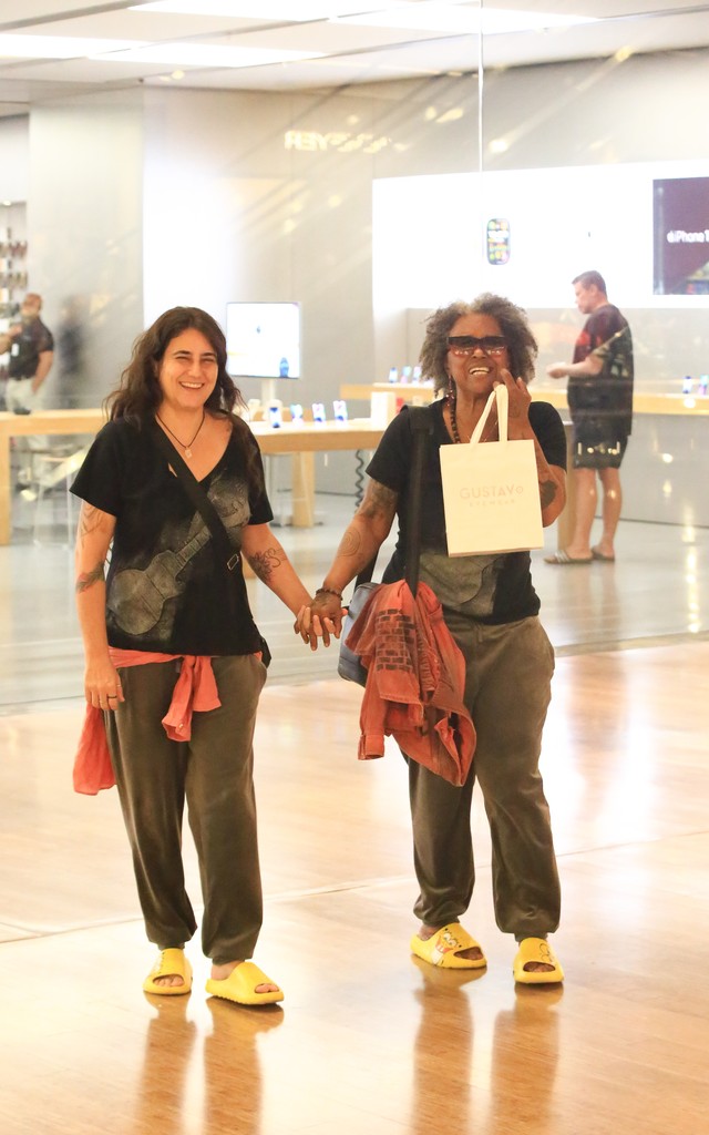 Sandra Sá passeia de mãos dadas com a esposa, Simone Malafaia