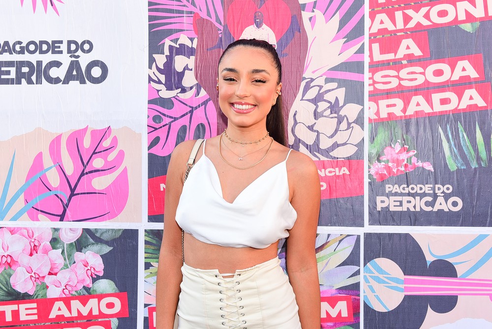 Thiaguinho posa com Carol Peixinho ao participar de show de Péricles