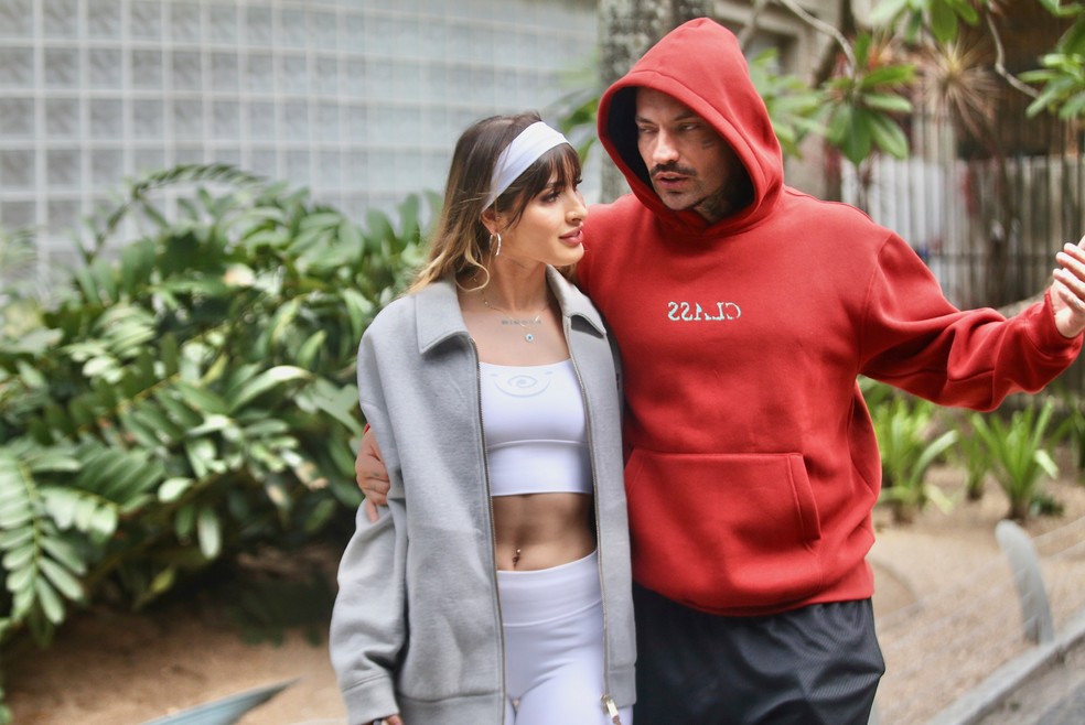 Filipe Ret e namorada vão a restaurante na zona sul do Rio