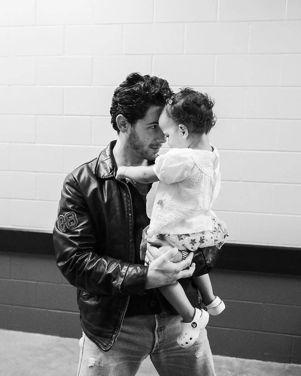 Filha de Nick Jonas rouba a cena em show dos Jonas Brothers