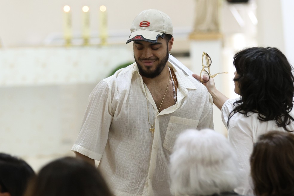 Francisco Gil marca presença na missa em homenagem à mãe, Preta Gil