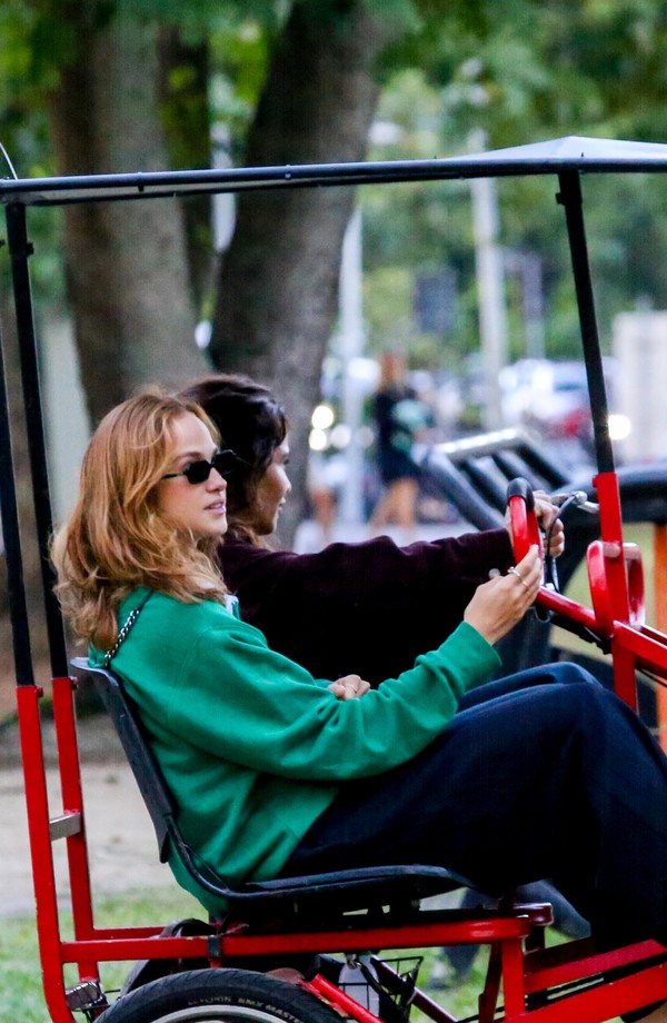 Nanda Costa passeia com Emilie Rey de triciclo pelo Rio em meio a ...