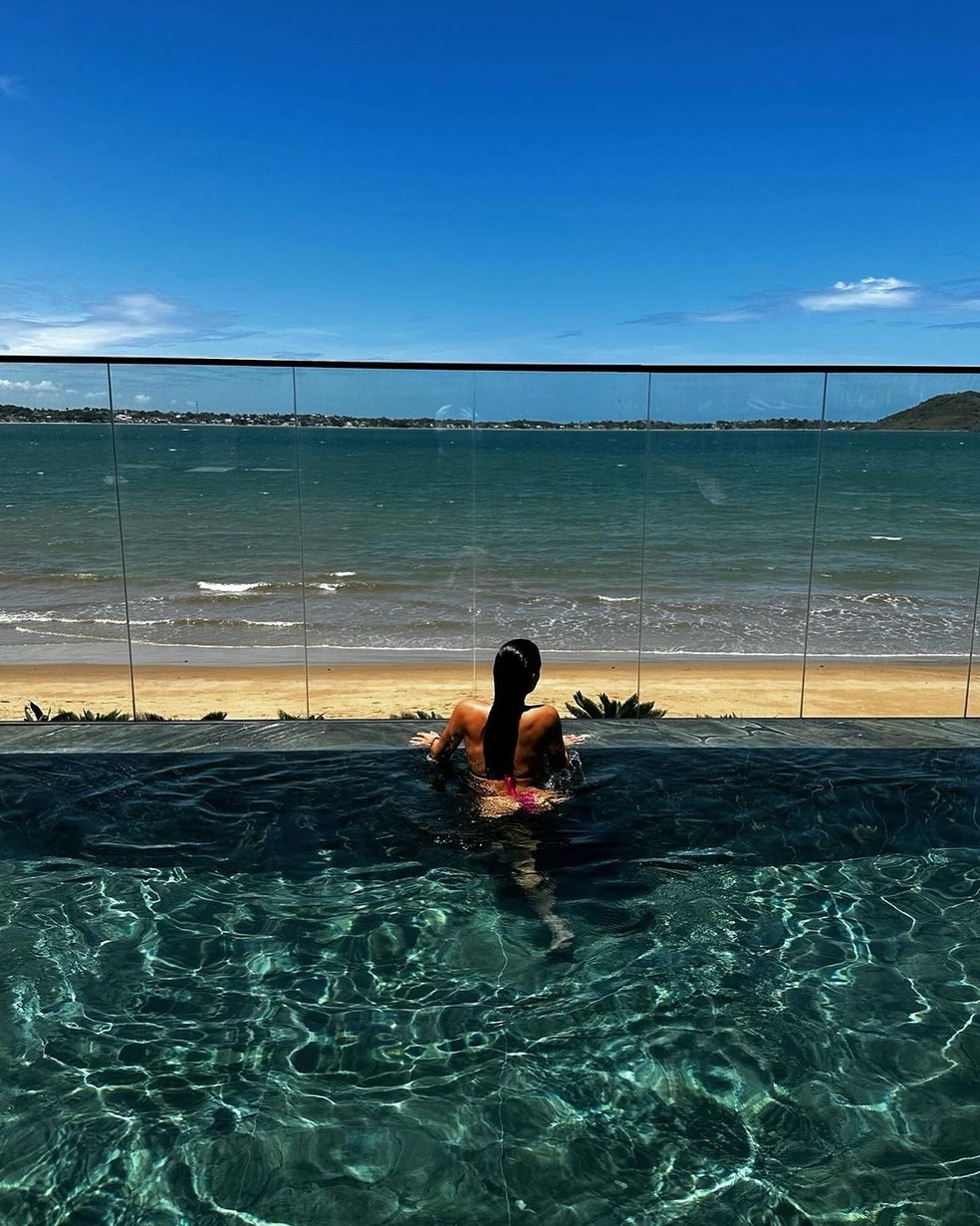 Noiva, Isis Valverde atualiza o bronzeado em domingo de sol com Marcus ...