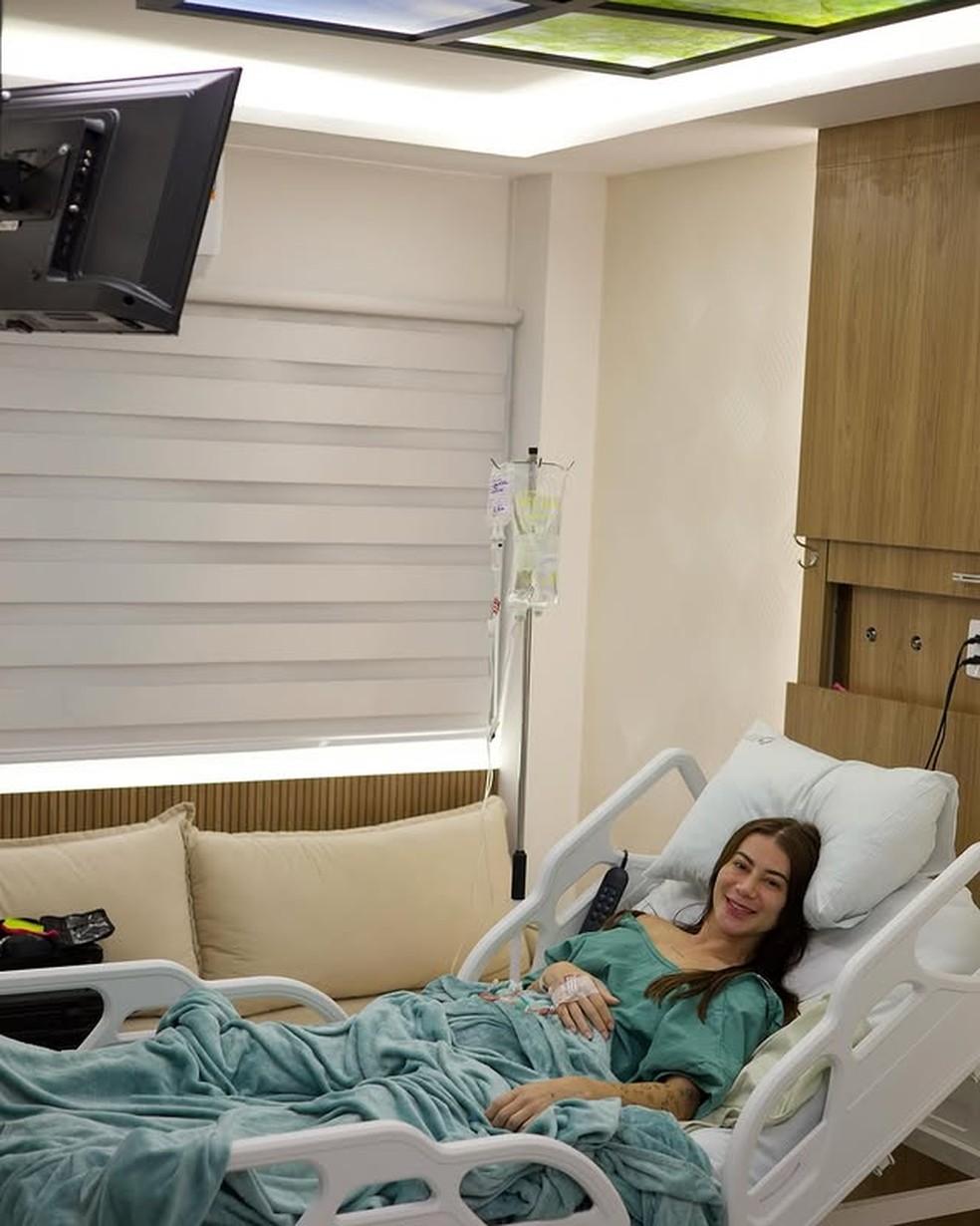 Apoline celebra redesignação sexual: 'Conclusão da transição'