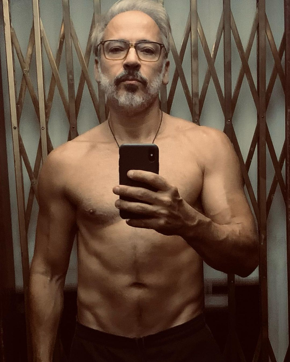 Quem é Edson Fieschi, ex-galã da Globo que namora modelo 41 anos mais novo