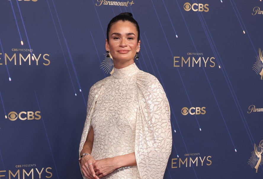 Caroline Ribeiro brilha no tapete vermelho do Emmy 2025
