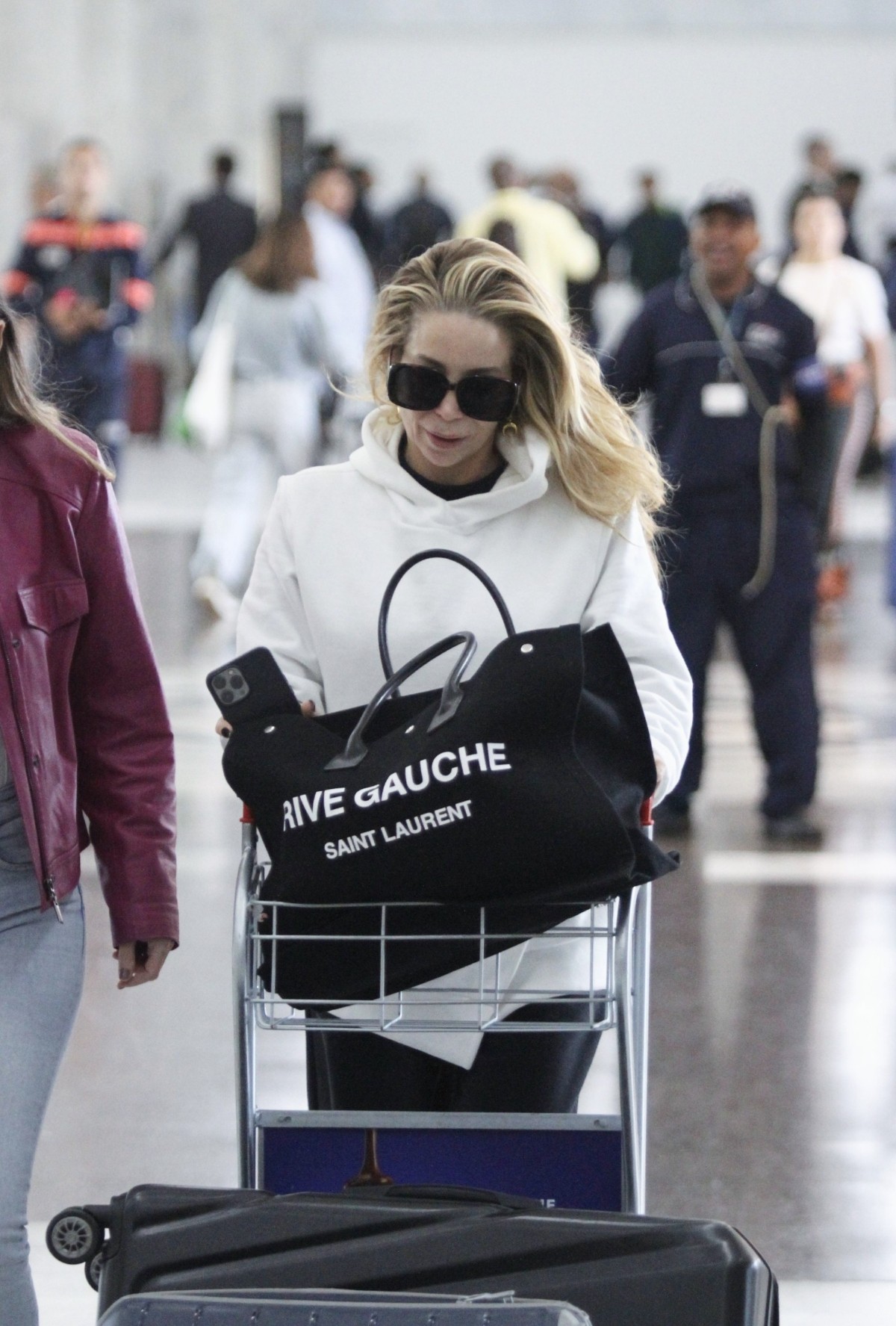 Danielle Winits desembarca no Rio usando bolsa grifada de quase R$14 mil