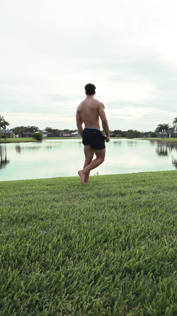 Filho de Xanddy e Carla Perez, Victor Alexandre mostra corpo sarado em fotos sem camisa