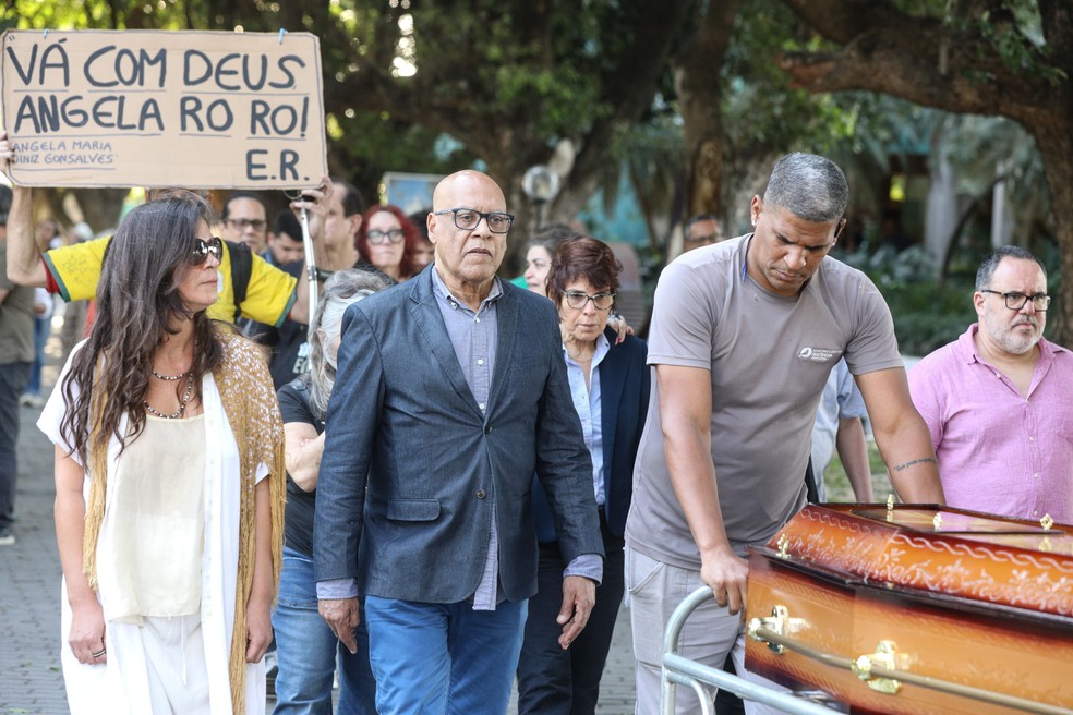 Sem familiares, Angela Ro Ro é velada e enterrada no Rio por amigos e fãs